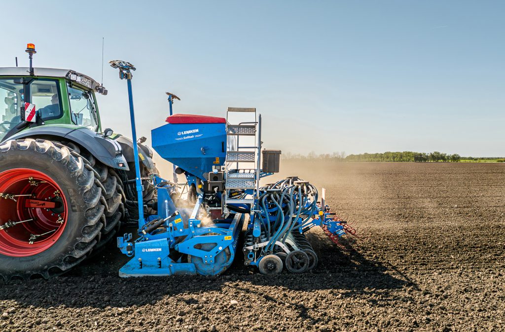 Un duo imbattable: le nouveau Solitair de LEMKEN avec la herse rotative Zirkon - TRACTORPOWER